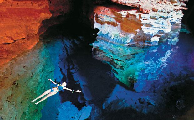 Todo o encanto do Poço Azul na Chapada Diamatina