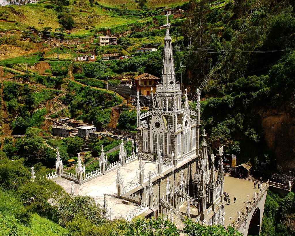Igreja construída em cânion chama atenção de turistas na Colômbia