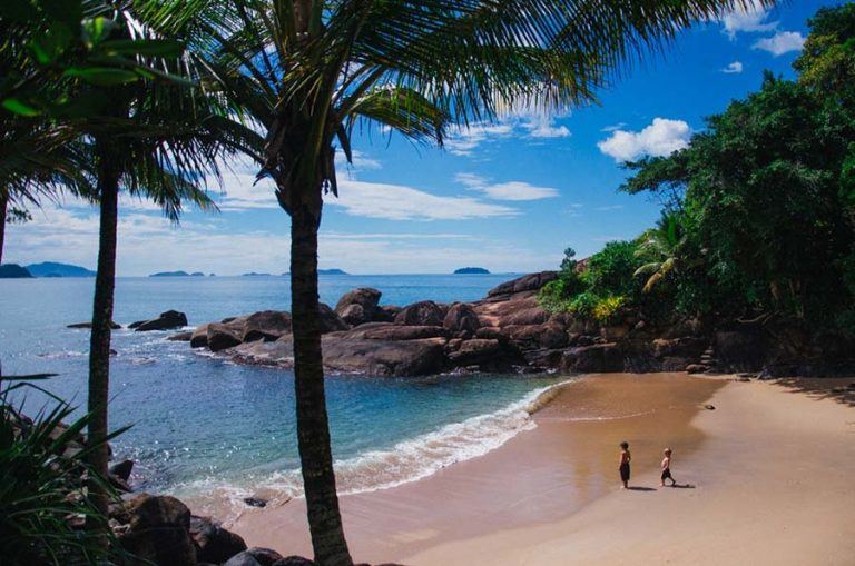 Conheça a aconchegante Praia do Português em Ubatuba