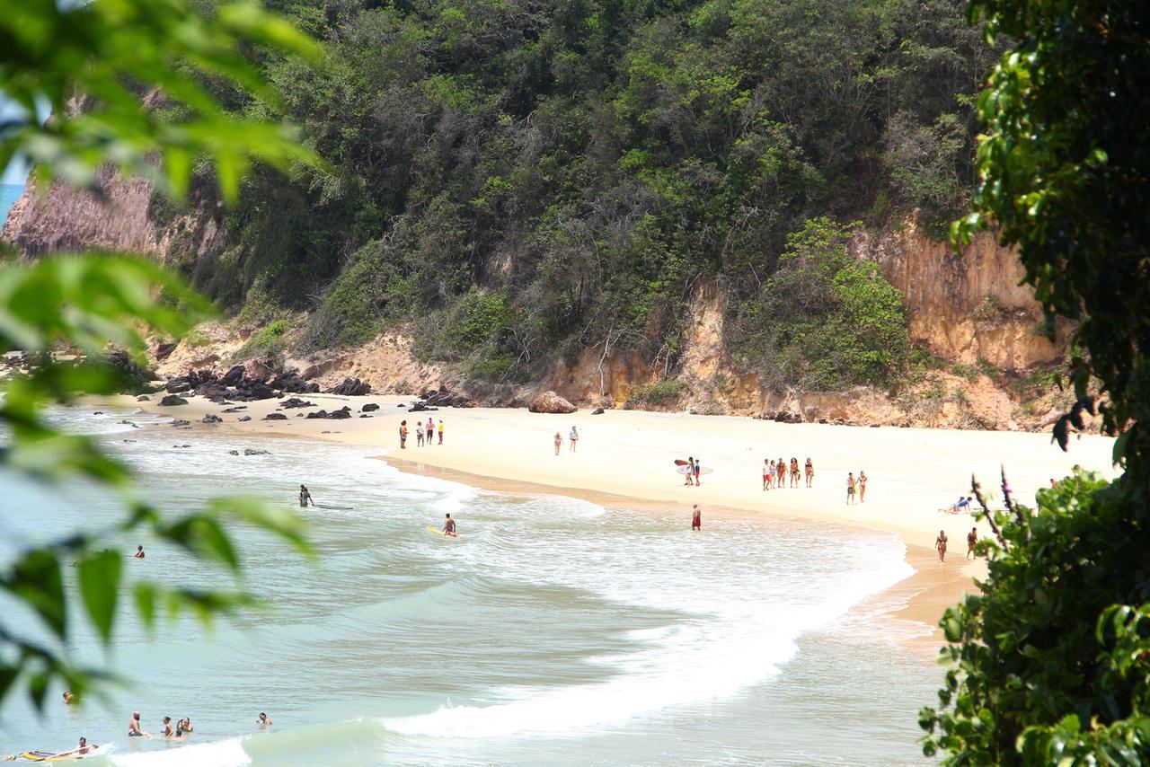 Com falésias gigantescas, Praia do Madeiro é a predileta dos turistas ...