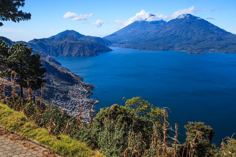 Lago Atitlán: o lago rodeado de vulcões e aldeias maias, na Guatemala