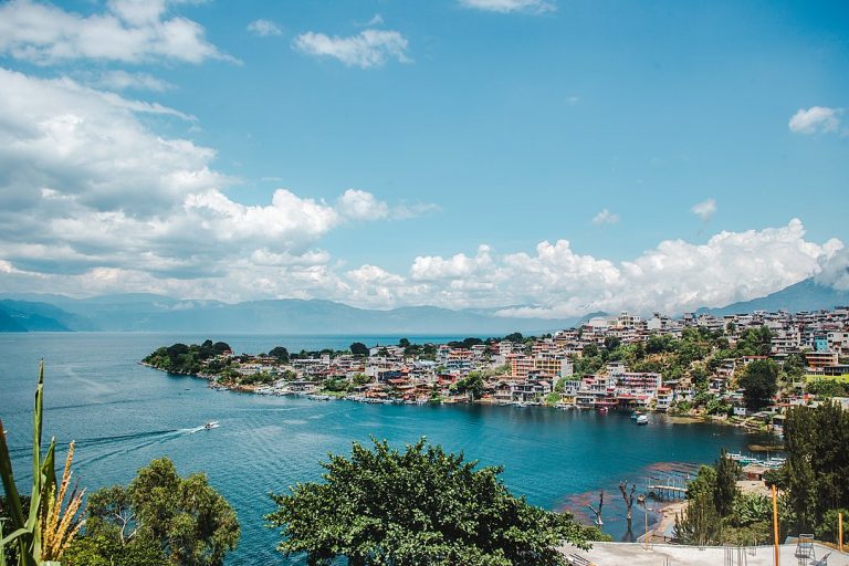 Lago Atitlán: o lago rodeado de vulcões e aldeias maias, na Guatemala