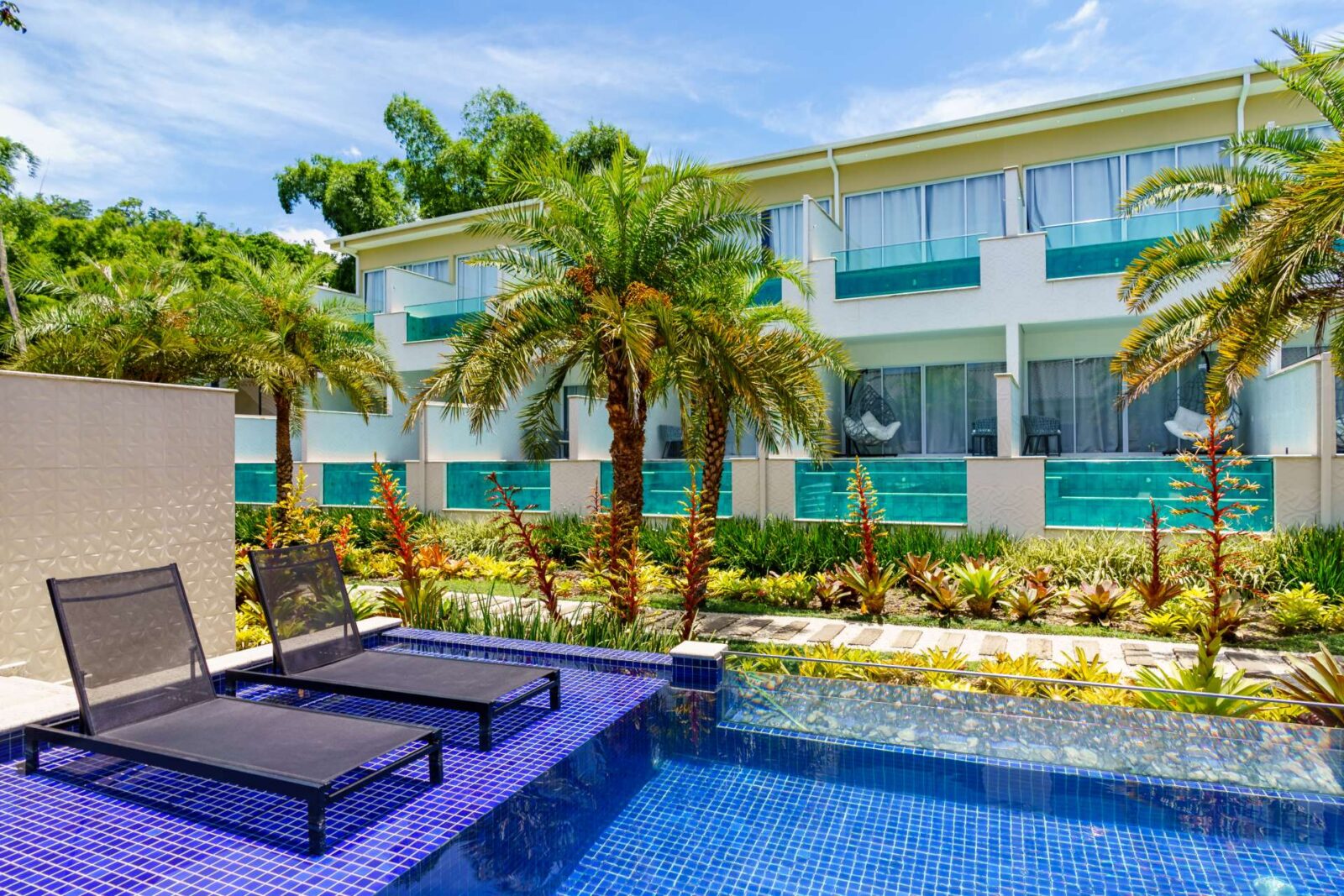 Pousada em Paraty com piscina no teto e acomodações luxuosas