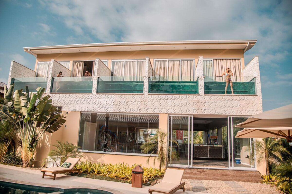 Pousada em Paraty com piscina no teto e acomodações luxuosas