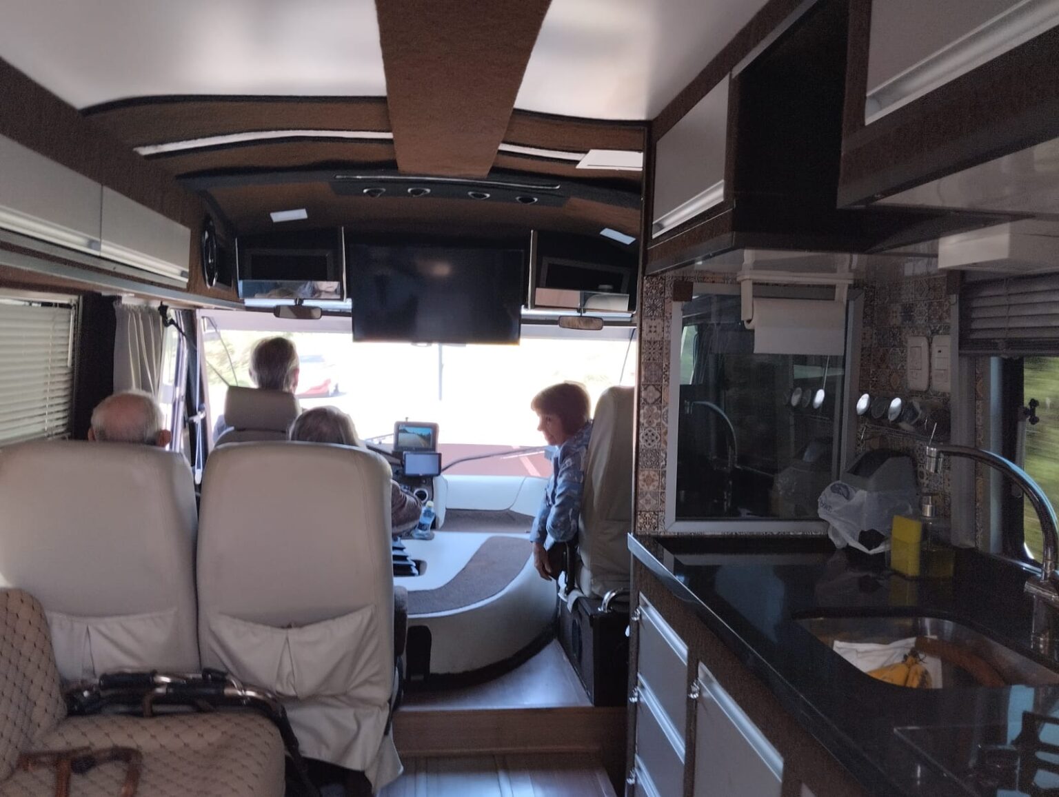 Casal está viajando com os pais idosos em um motorhome incrível
