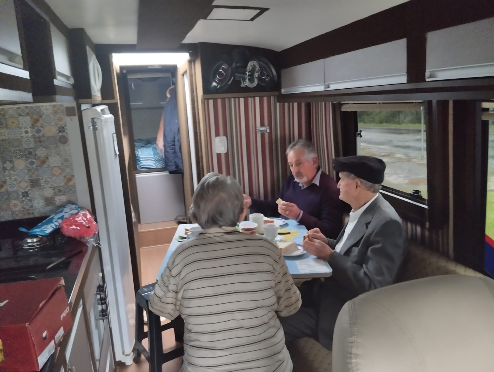 Casal está viajando com os pais idosos em um motorhome incrível
