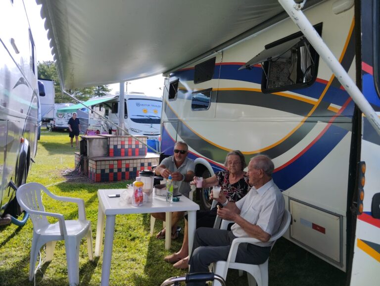 Casal está viajando com os pais idosos em um motorhome incrível